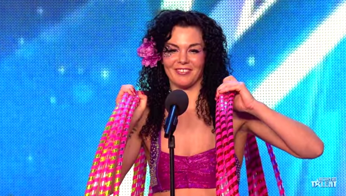 Ella Te Sorprenderá Cuando Haga Girar Numerosos Ula Ula En Distintas ...