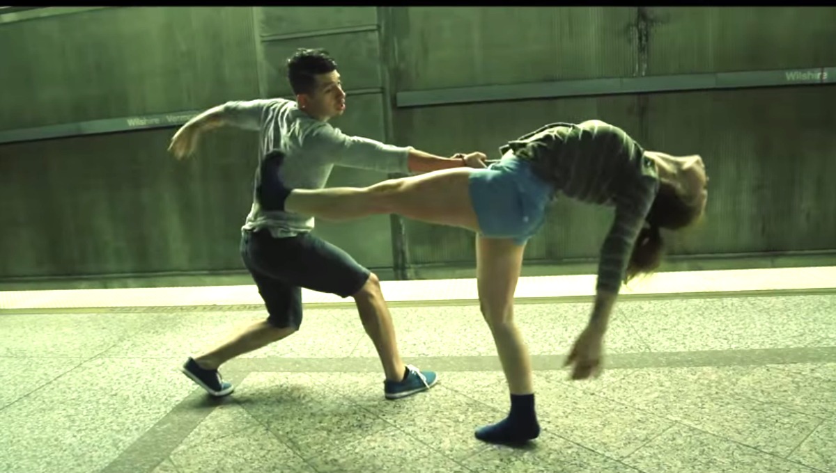 La Hermosa Danza De Esta Pareja En Una Estación De Metro Te Dejará ...