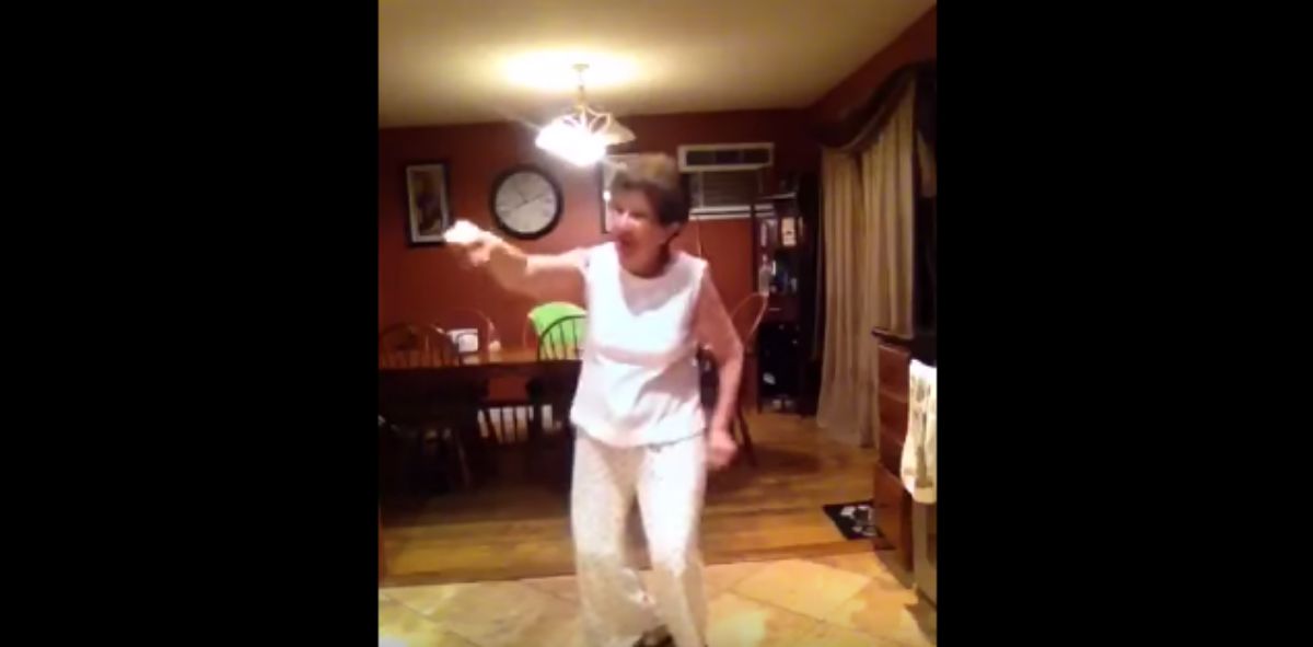 Esta Abuelita De 86 Años Baila Alegremente En Su Casa Una Canción Muy