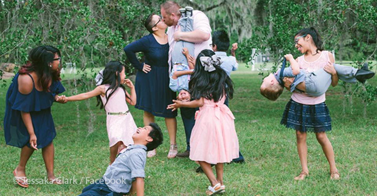 7 Hermanos Huérfanos Fueron Adoptados Por Esta Joven Pareja - Via Ritmo