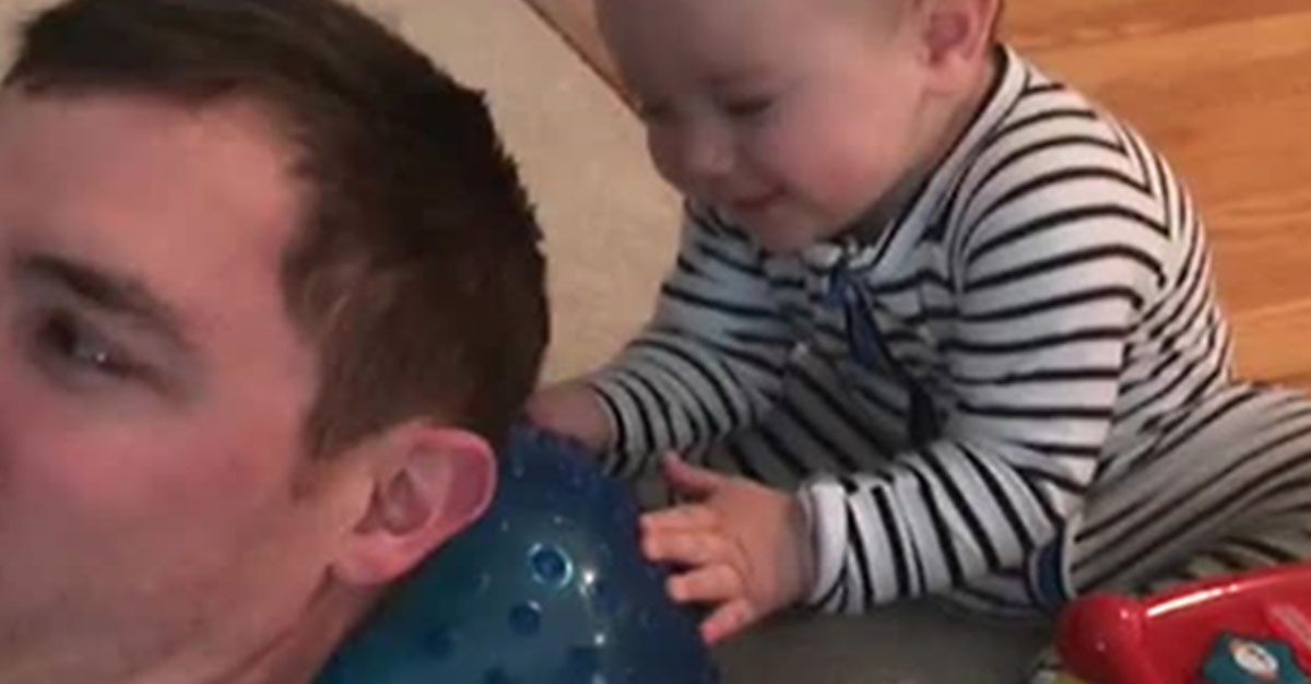 Este Bebé Le Gastó Una Broma A Su Papá Y No Puede Controlar Sus ... Este Bebé Le Gastó Una Broma A Su Papá Y No Puede Controlar Sus ...