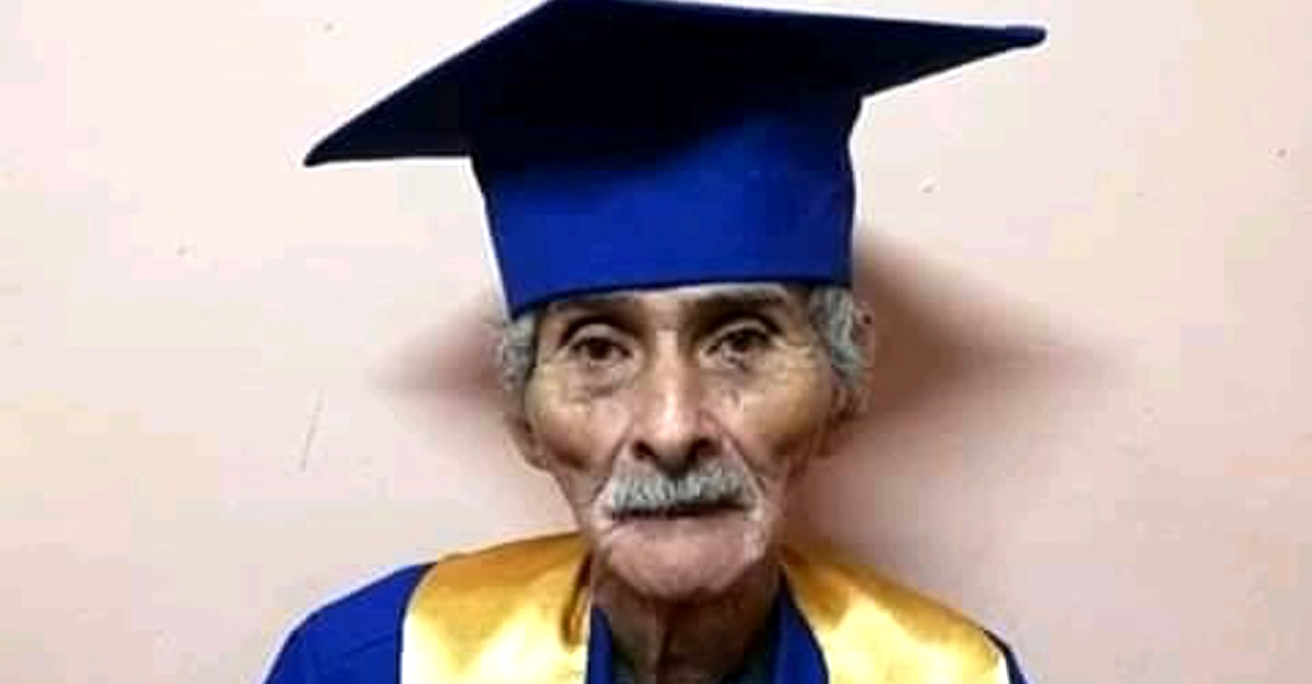 A Sus 80 Años Logró Graduarse De La Preparatoria. Nunca Es Tarde Para ...
